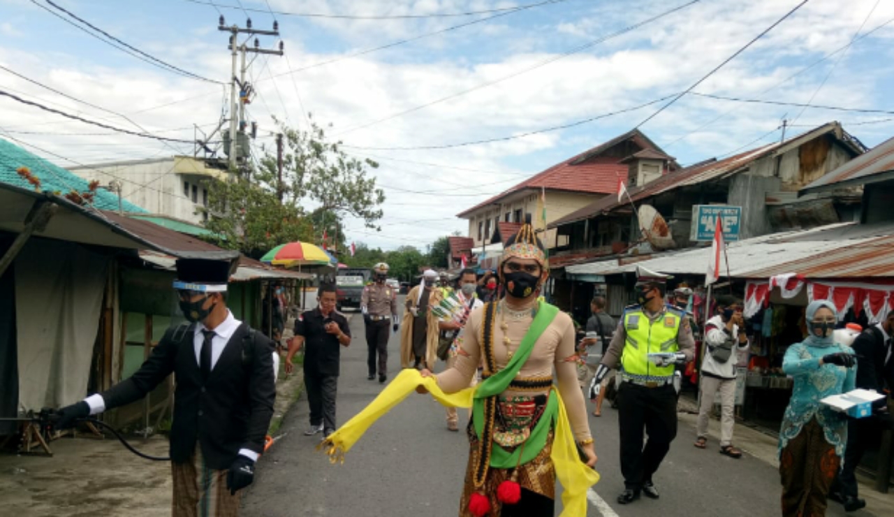 Satlantas Pakai Baju Pejuang Kemerdekaan Saat Imbau Adaptasi Kebiasaan ...